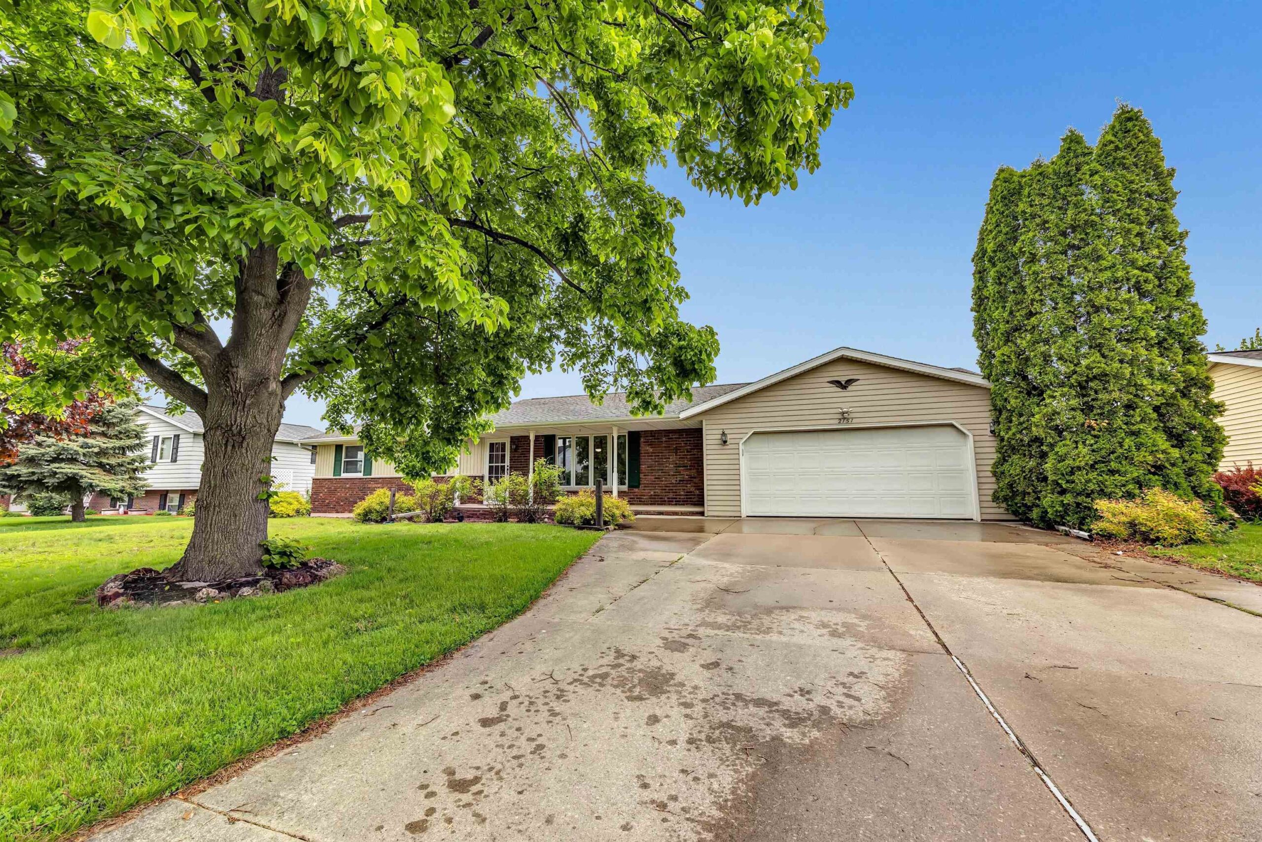 BLUEBILL Street GREEN BAY WI 54311-6029 - Adashun Jones