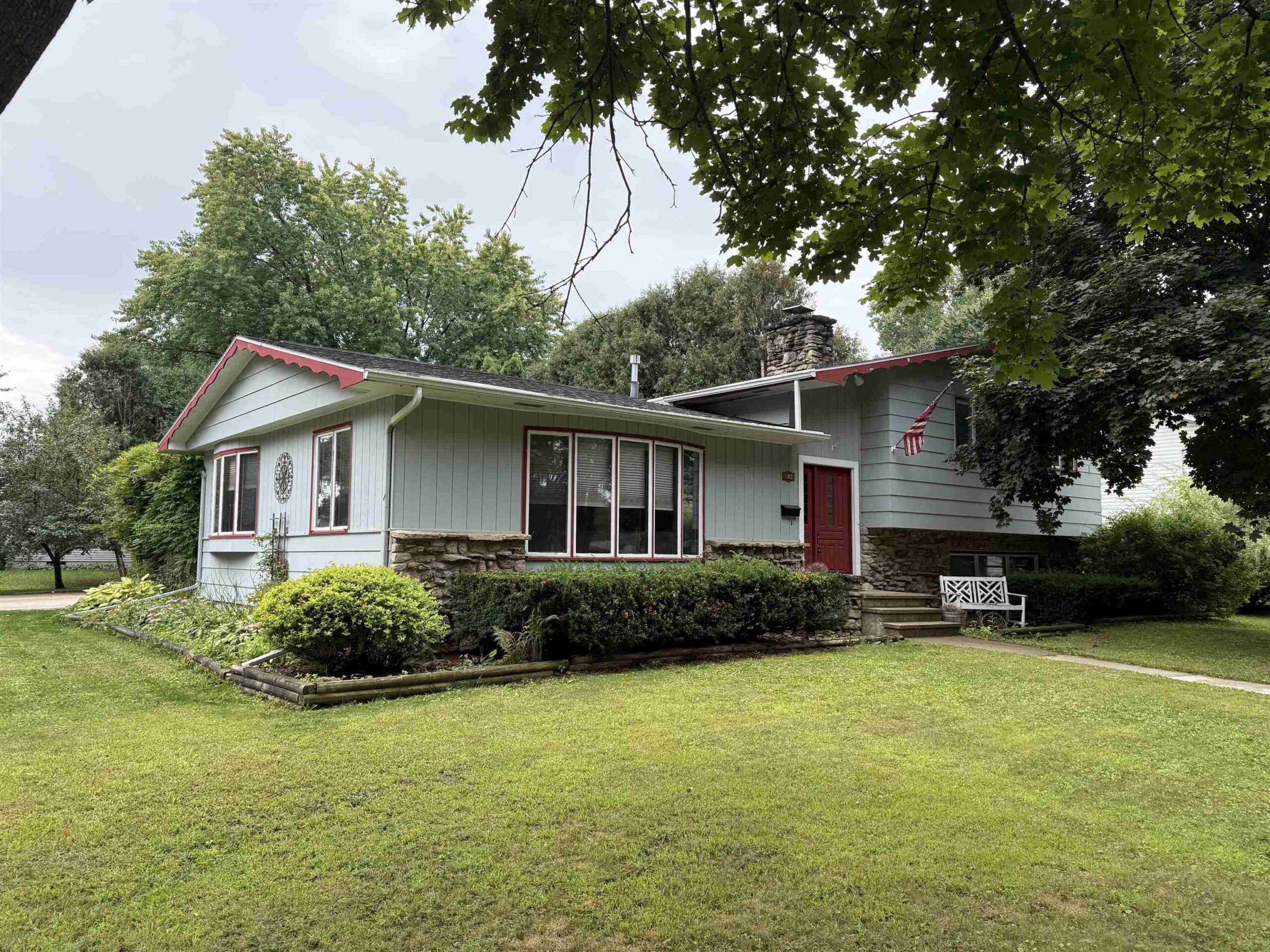 182 HUMPHREY S SHAWANO WI 54166 - Adashun Jones