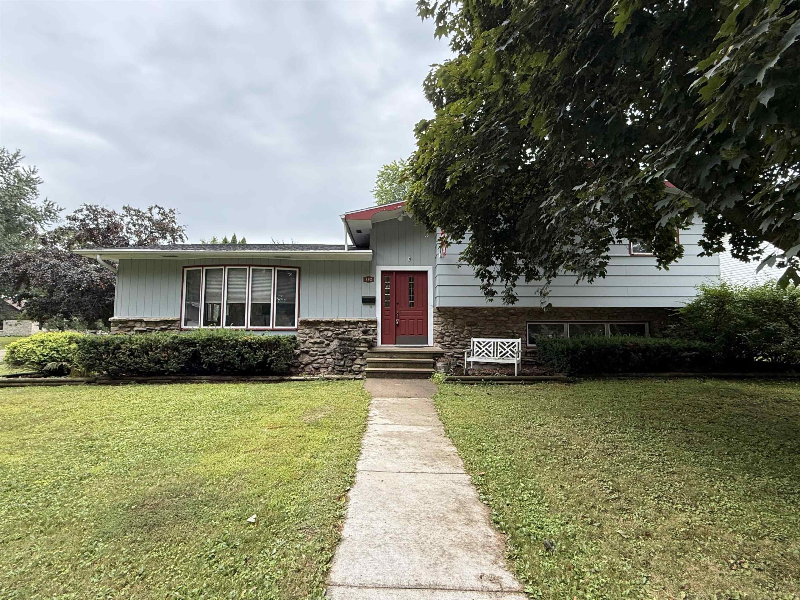 182 HUMPHREY S SHAWANO WI 54166 - Adashun Jones