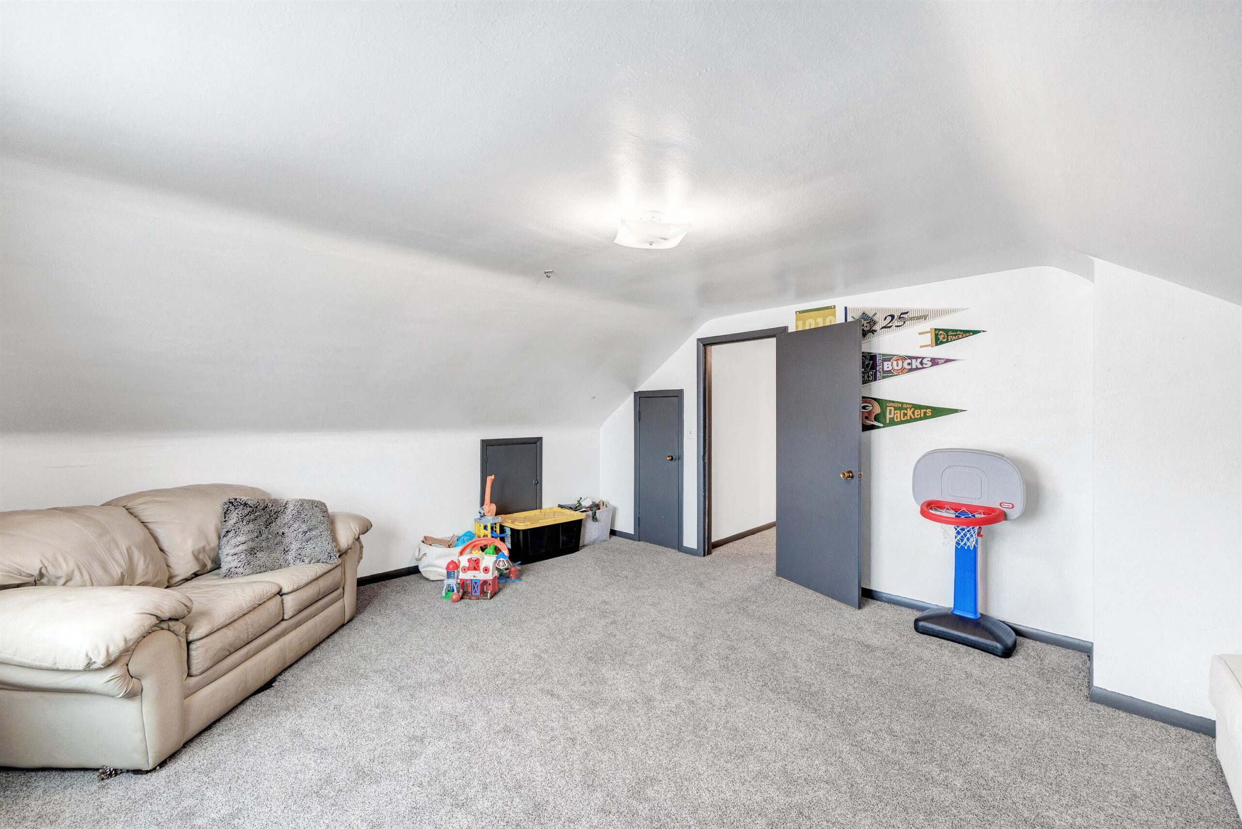 2412 WATER DIVISION GREEN BAY WI 54311 - Adashun Jones